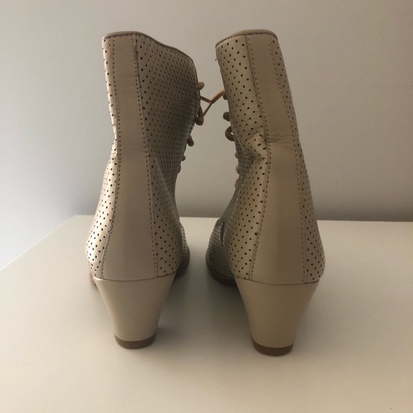 Bandolino Mexico | Shoes | Bandolino Made In Mexico Lace Up Bootie ...